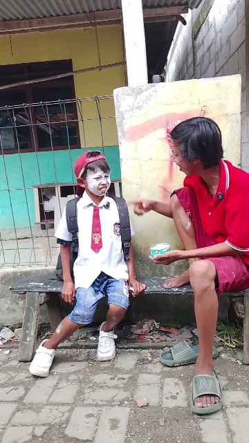 si bocil di pakein bedak saat mau sekolah - YouTube