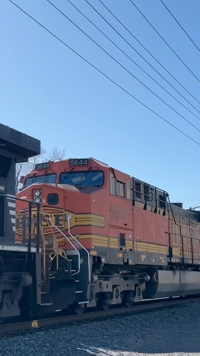 NS 9962 C44-9W leads NS 268 through Bound Brook, NJ with BNSF 5644 AC4400CW trailing! (3/8/25 ...