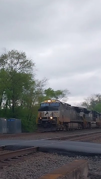 Intermodal train flying through Duncannon PA - YouTube