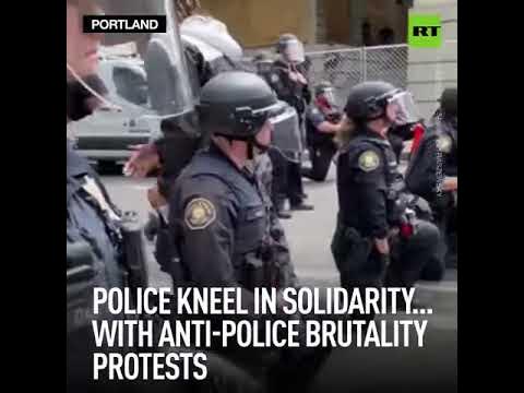 Police kneel in solidarity... - YouTube
