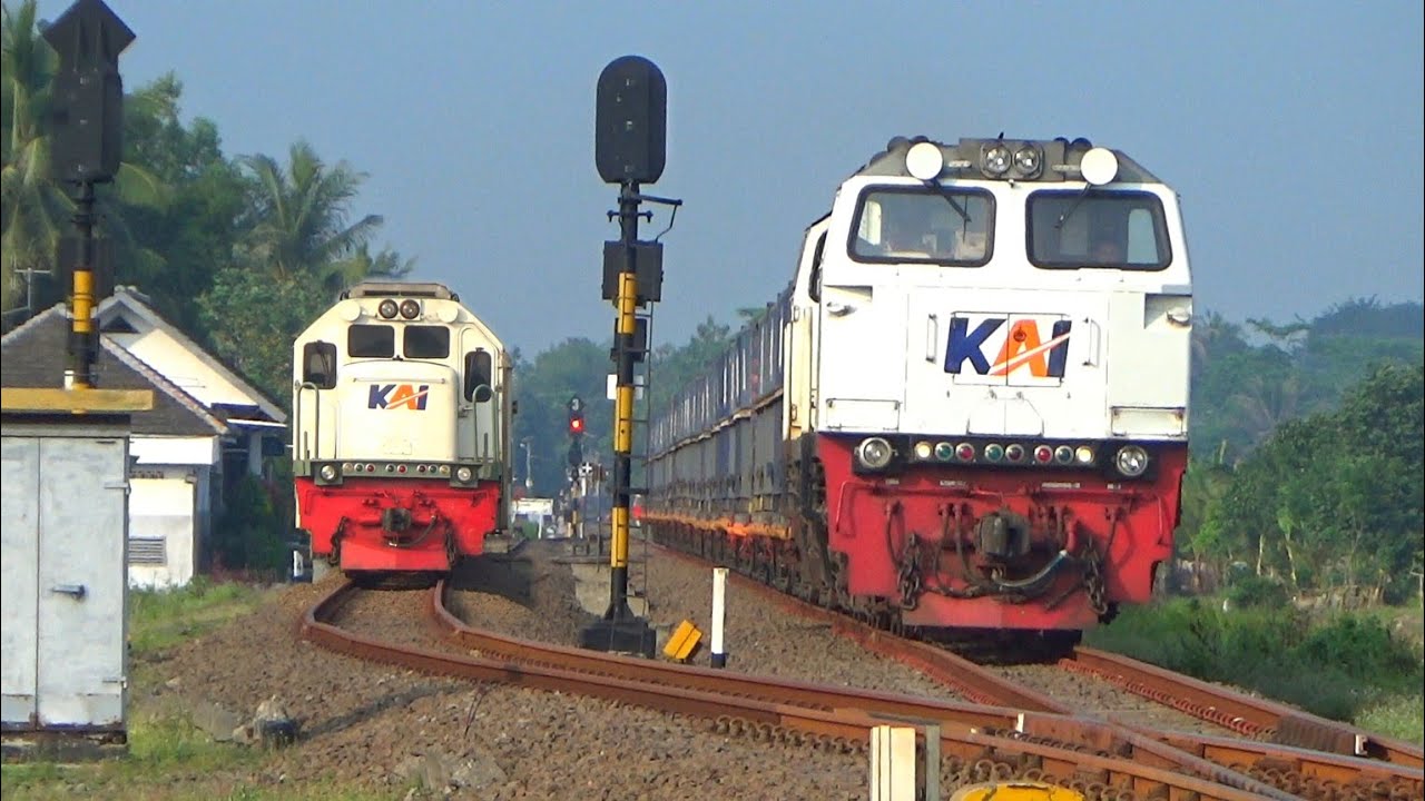 Rekam Dua Kereta Api Di Stasiun Jambu Baru | Ka Commuter Line Merak ...