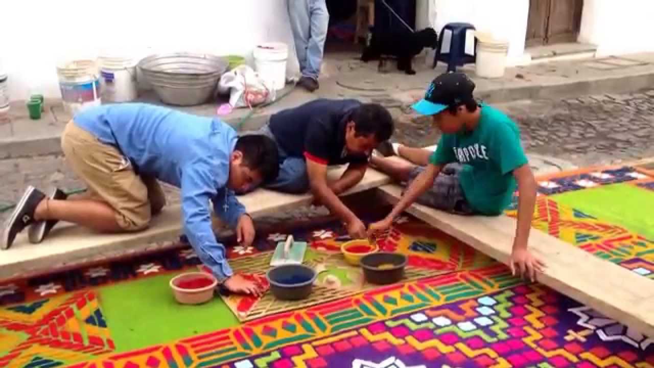 Semana Santa en Antigua - Elaboración de alfombra de aserrín - YouTube