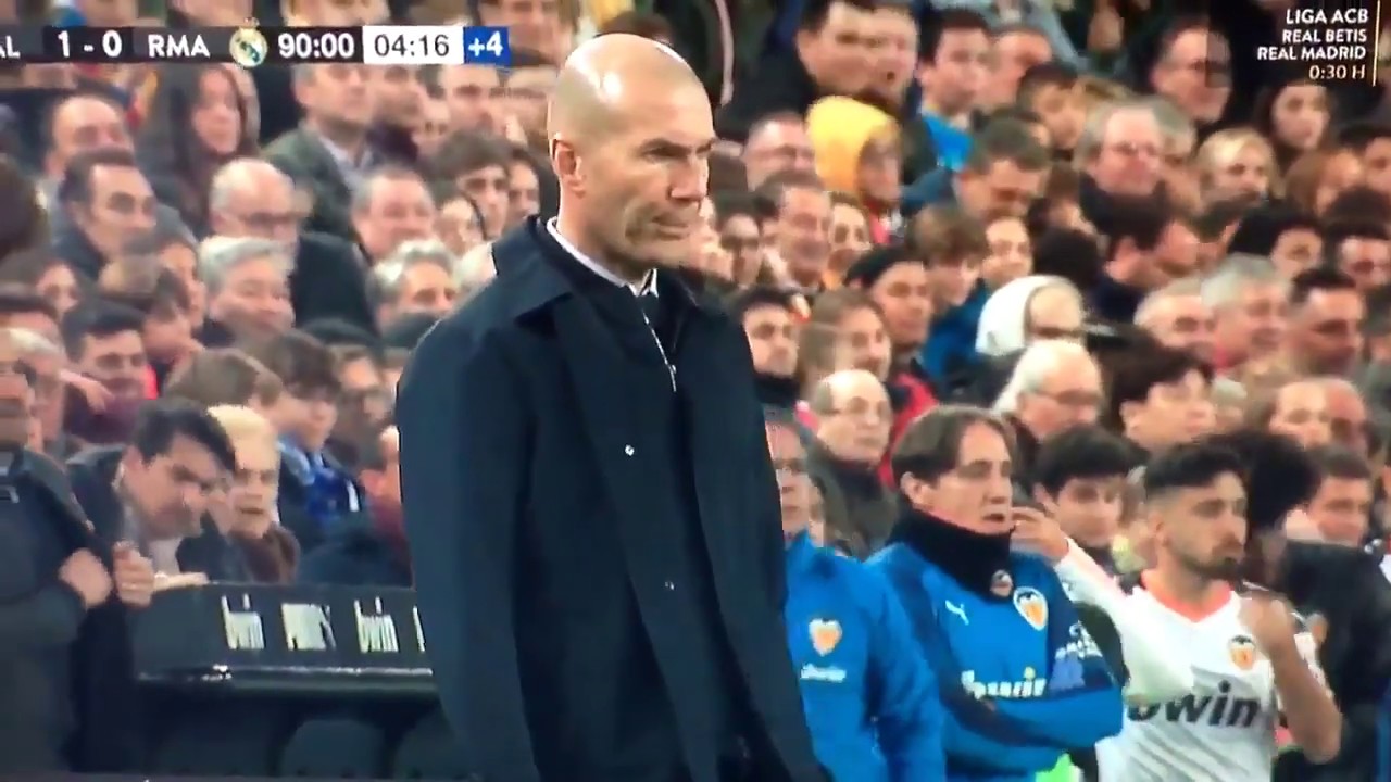 ZINEDINE ZIDANE REACTION TO BENZEMA'S LAST MINUTE EQUALIZING GOAL ...