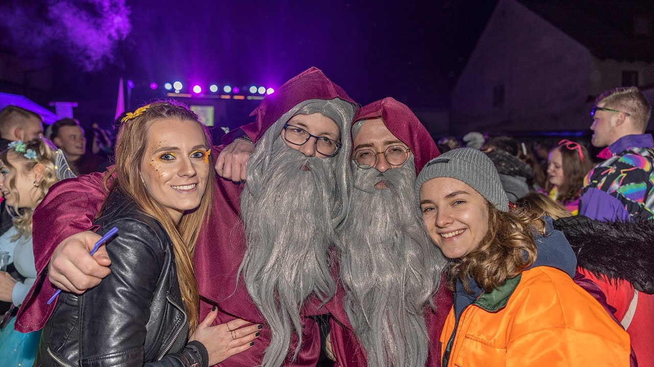 Weiberfasching Moosbach 2023: Endlich wieder Nascha Pfinsta - YouTube