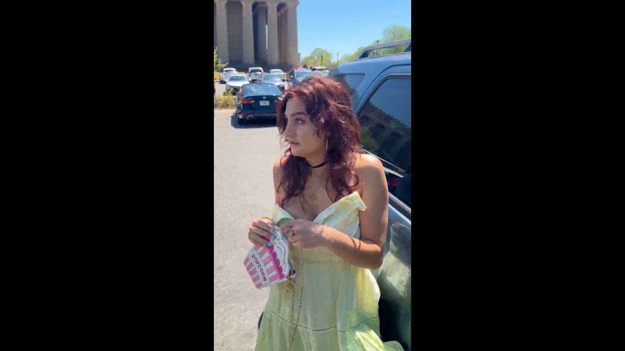 Girl's dress gets locked in car door! - YouTube