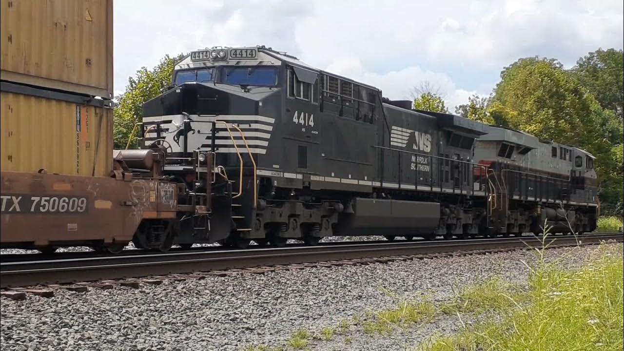 NS 8101 leads a mixed freight train in Sinking Spring, PA (11N) - YouTube
