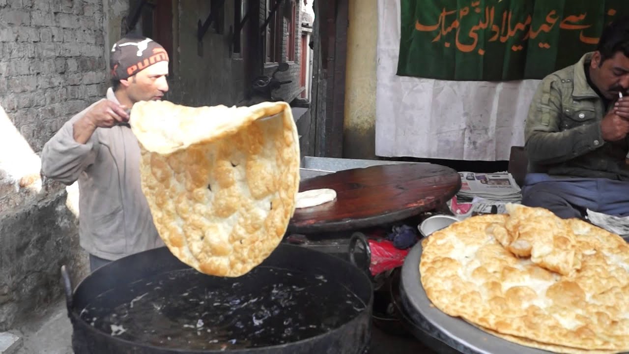 Travelling in India | Making a giant *paratha* to go with the *halwa ...