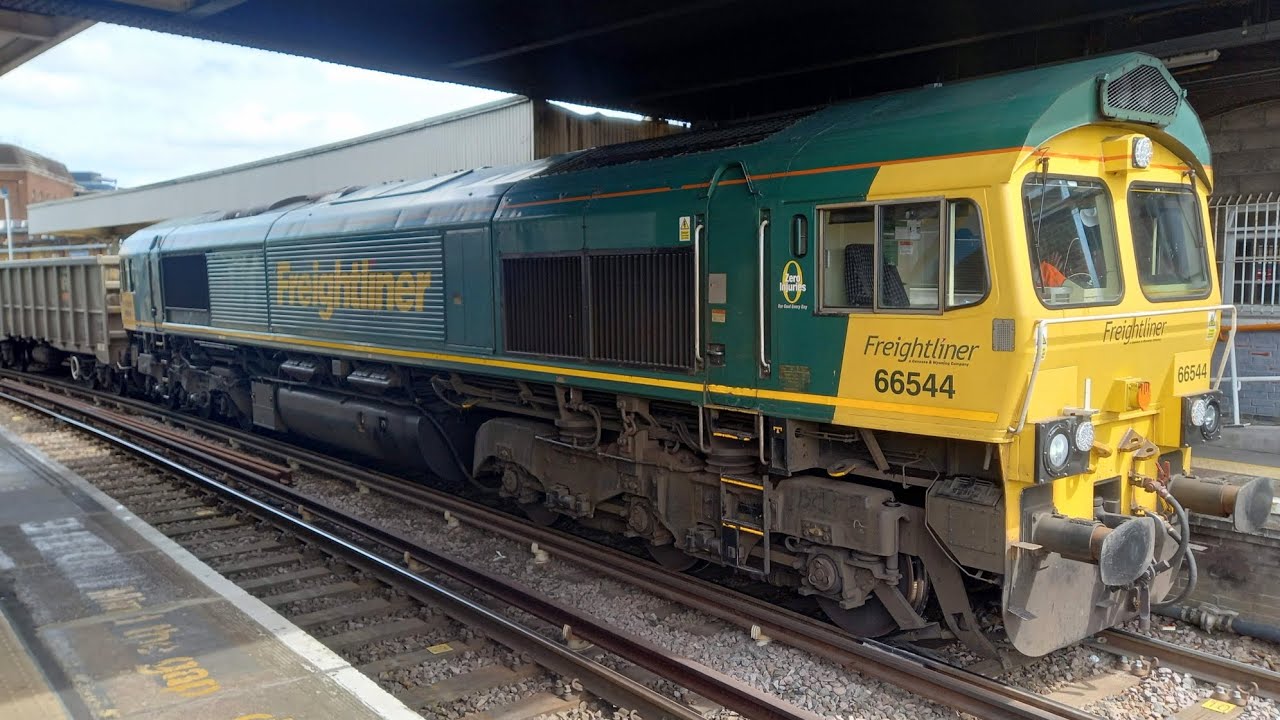 FL 66544 departs ClaphamJunction on an Aggregates Train to Newhaven (11 ...
