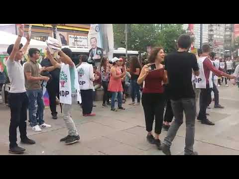#HDP seçim standında çalışma yürüten gençler eğlenceli