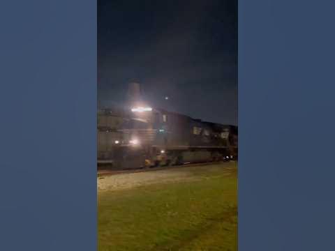 NS 4071 leads a intermodal past Hammond Whiting IN - YouTube