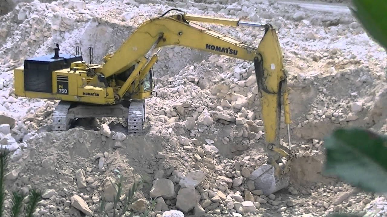 Komatsu PC750-7 loading Volvo A40E - YouTube