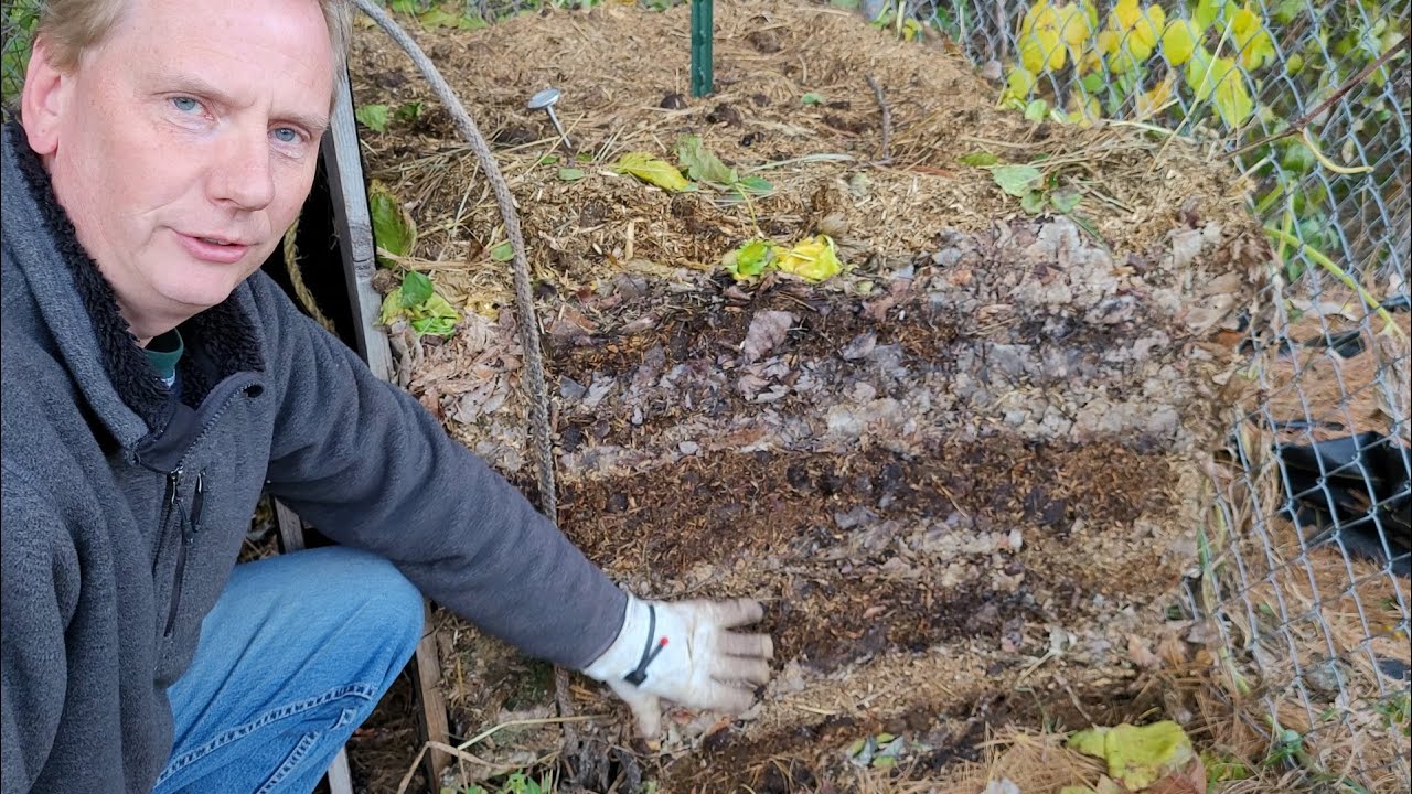 Maintaining Hot Compost Temperatures - YouTube