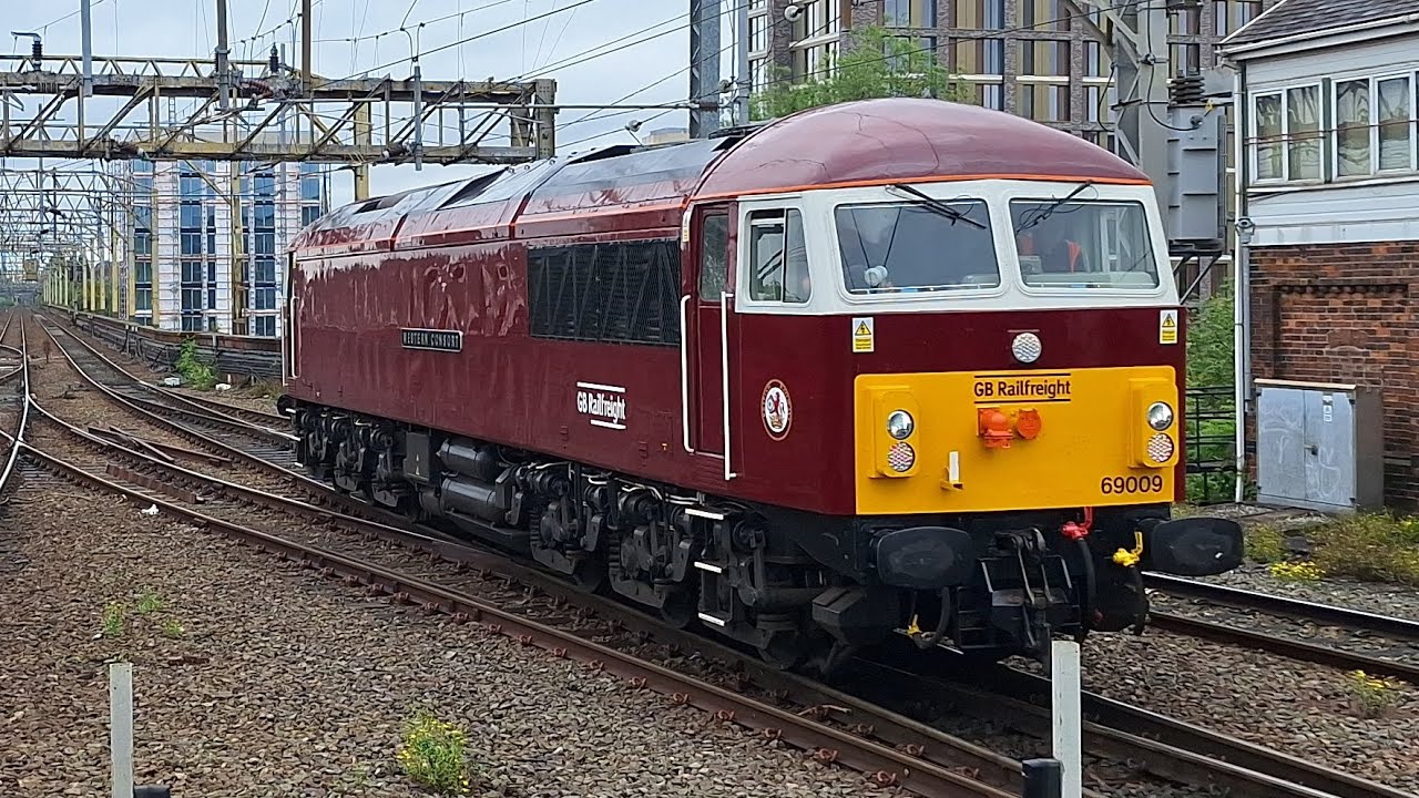 69009 Passes Stockport - YouTube