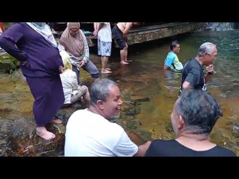 Bersiram mandi diair terjun Resun