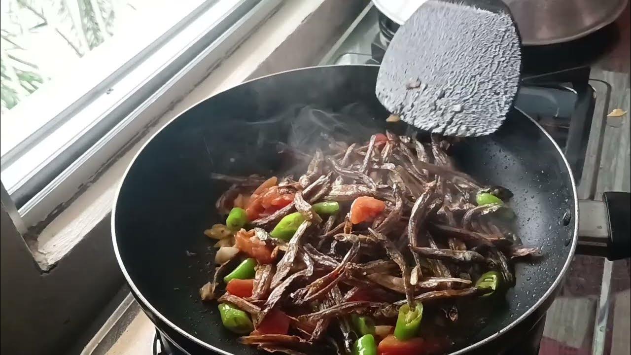 How to Cook GINISANG Dilis na tuyo|with kamatis Subrang sarap| Paps Juvs channel - YouTube