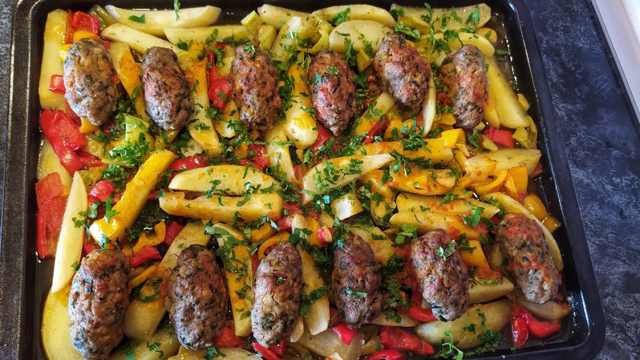 Sobada kotlet və kartofun hazırlanması / Fırında köfte patates yapımı ...