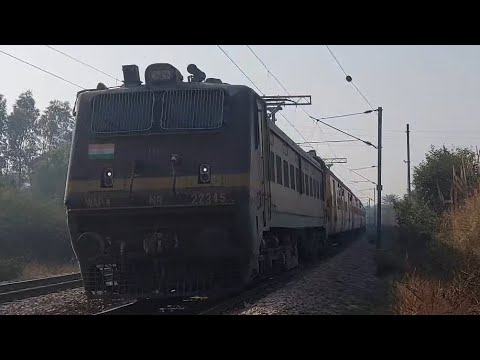 Train 14217 Prayagraj Chandigarh Unchahar Express arriving Ghaggar with ...
