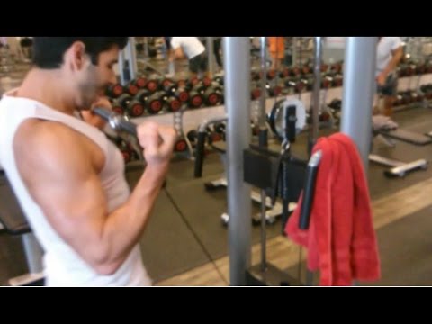 MR.SHOWOFF - WORKOUT IN THE GYM // En el gym tete - YouTube