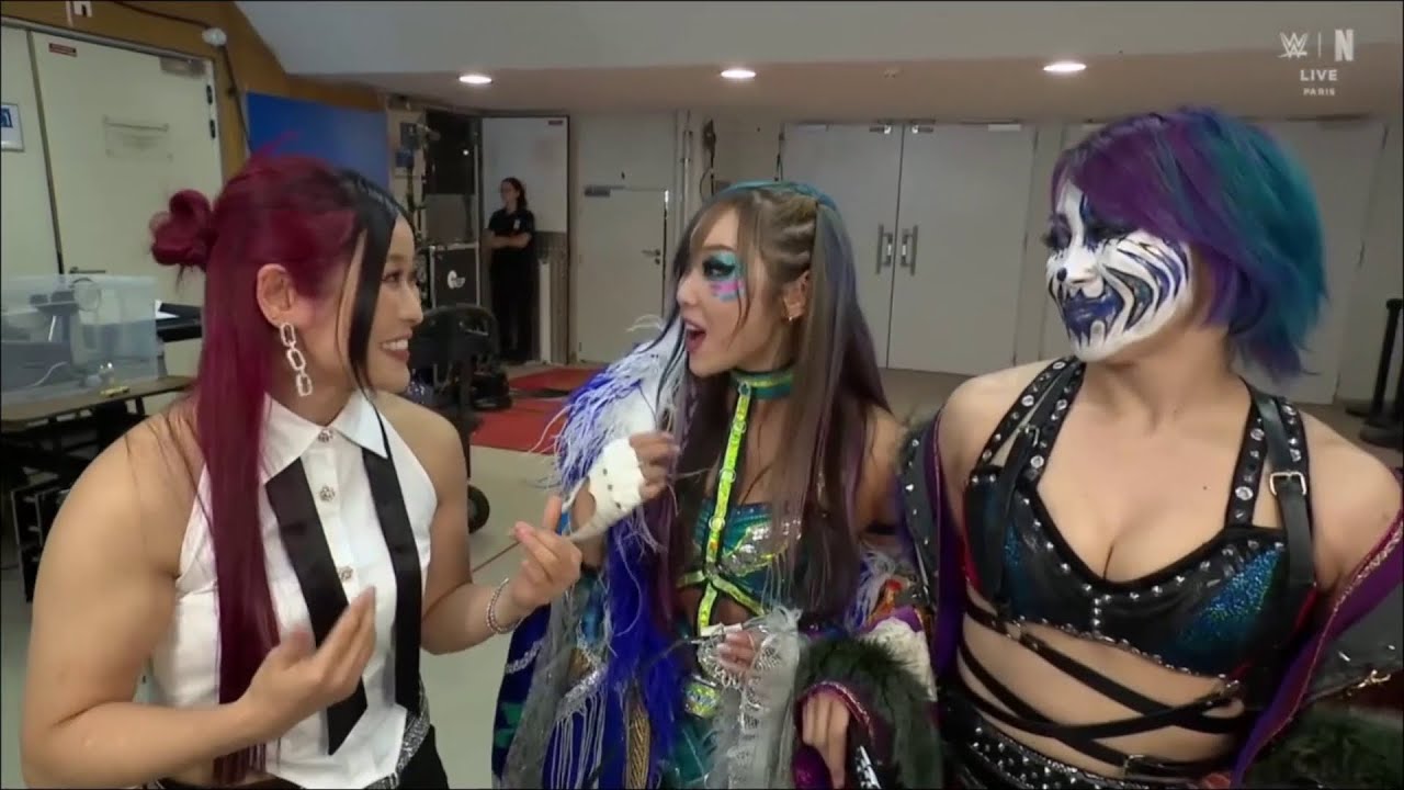 Iyo Sky se disculpa con Asuka & Kairi Sane en Backstage - WWE Raw 01/09/2025 (En Español) - YouTube