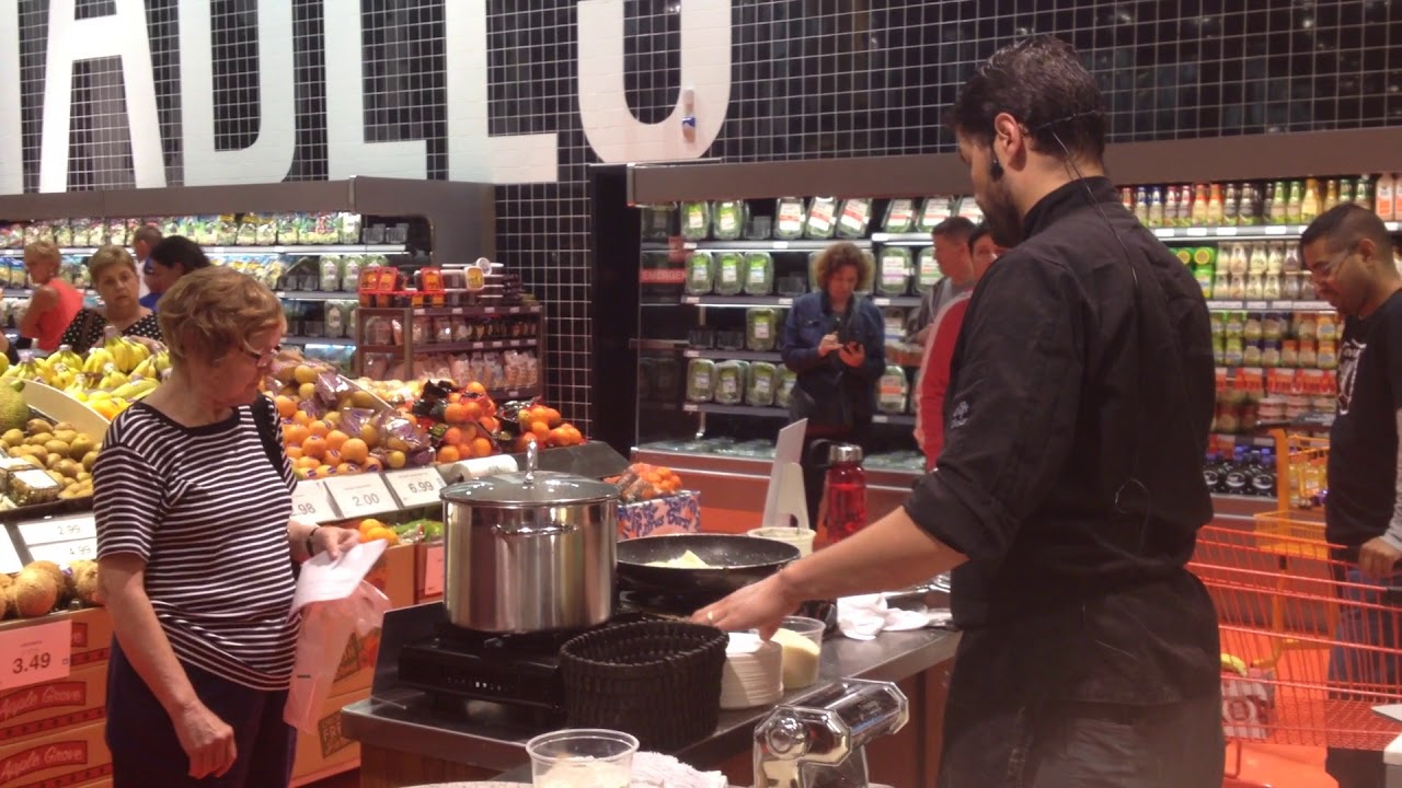 Davide Bazzali, the opera-singing chef - YouTube