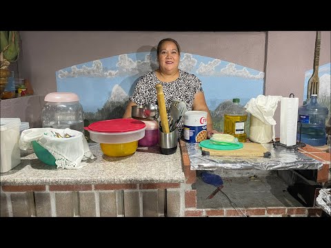 Cocinando algo bien rico y saludándolos
