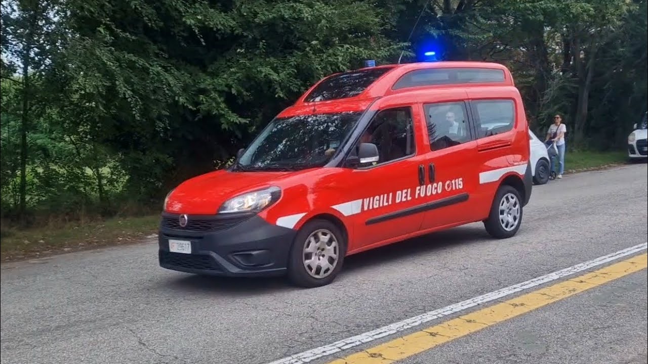 FIAT DOBLÒ VIGILI DEL FUOCO VARESE IN SIRENA - YouTube