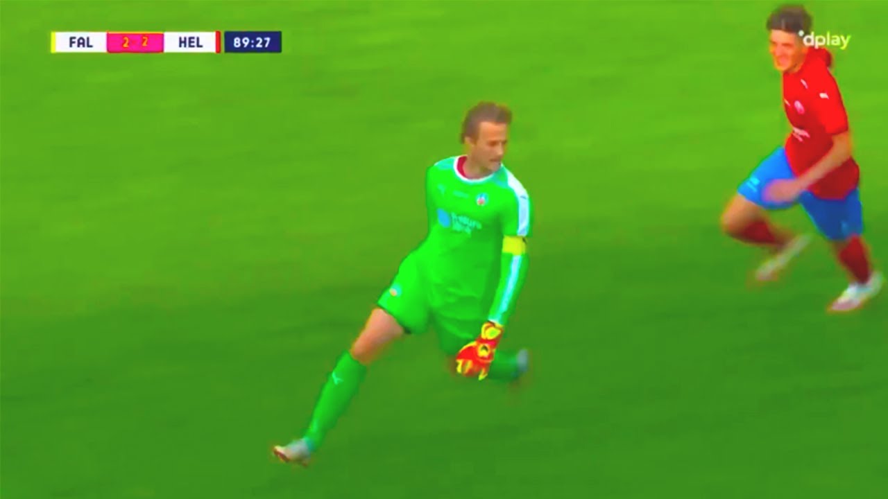 The goalkeeper went for a corner kick in the last minute and scored a ...