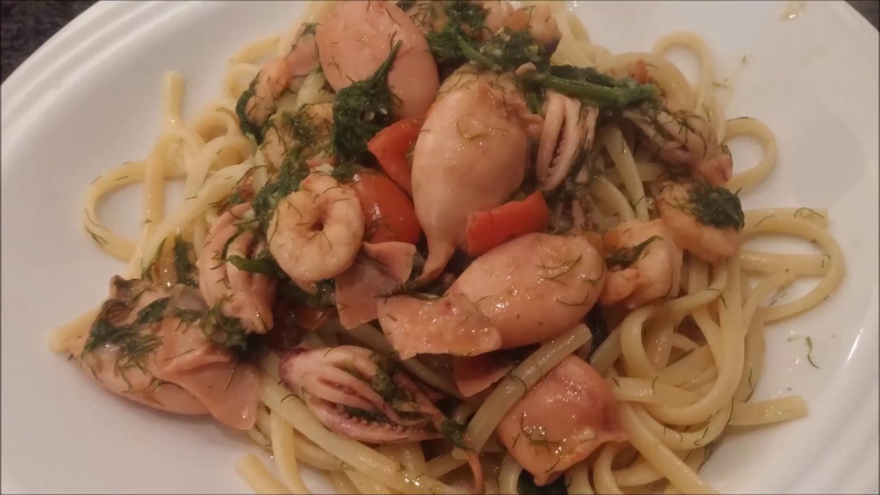 Linguine con calamaretti, gamberi e finocchietto - YouTube