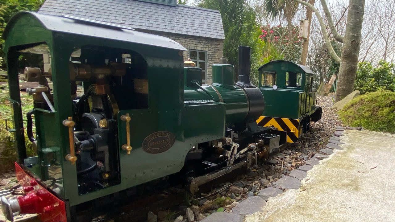 Roundhouse Billy and Harlech Castle double heading - YouTube