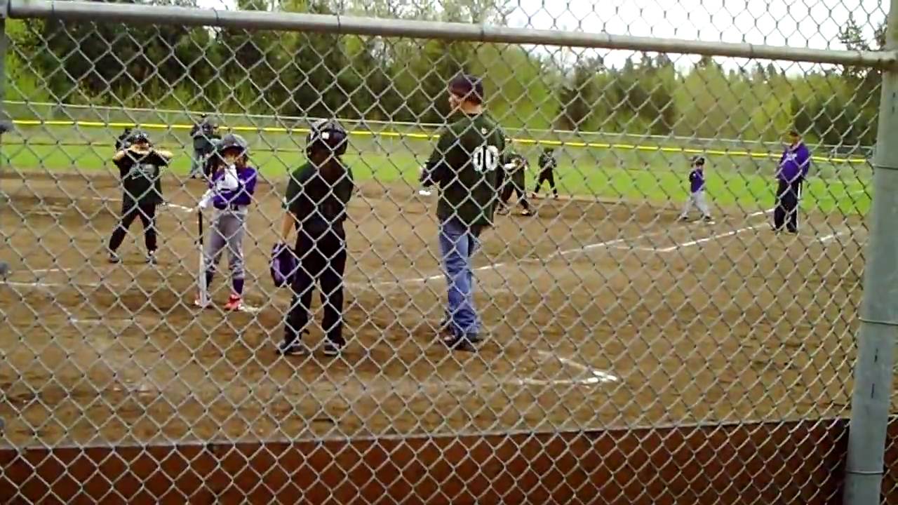 Emilia's first softball game_3 - YouTube