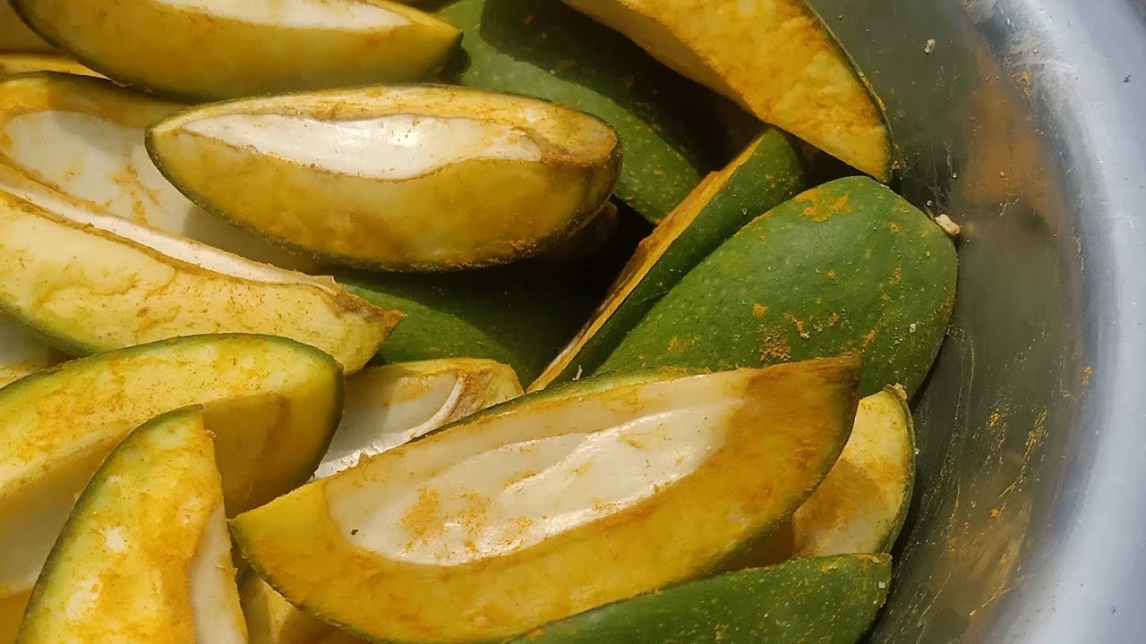 কাঁচা আমের টক ঝাল আচার । Amer achar | Amer achar recipe in Bangla - YouTube