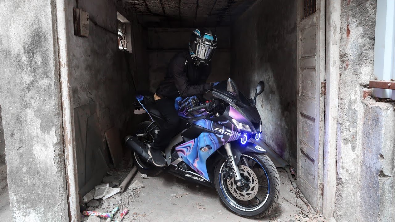 Mumbai's first custom wrap Yamaha R15 v3 - YouTube
