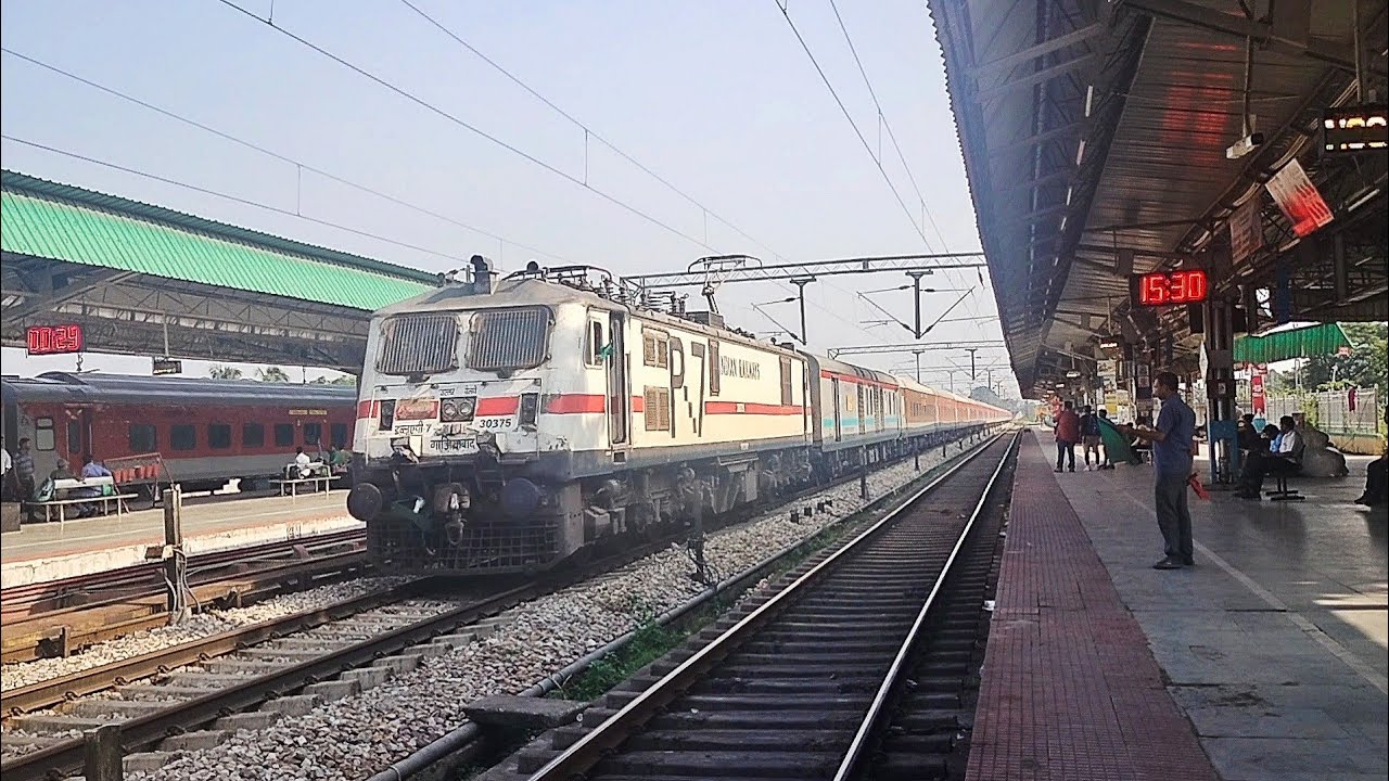 12424 DIBRUGARH RAJDHANI SKIPPING NEW ALIPURDUAR AT A PACE | - YouTube