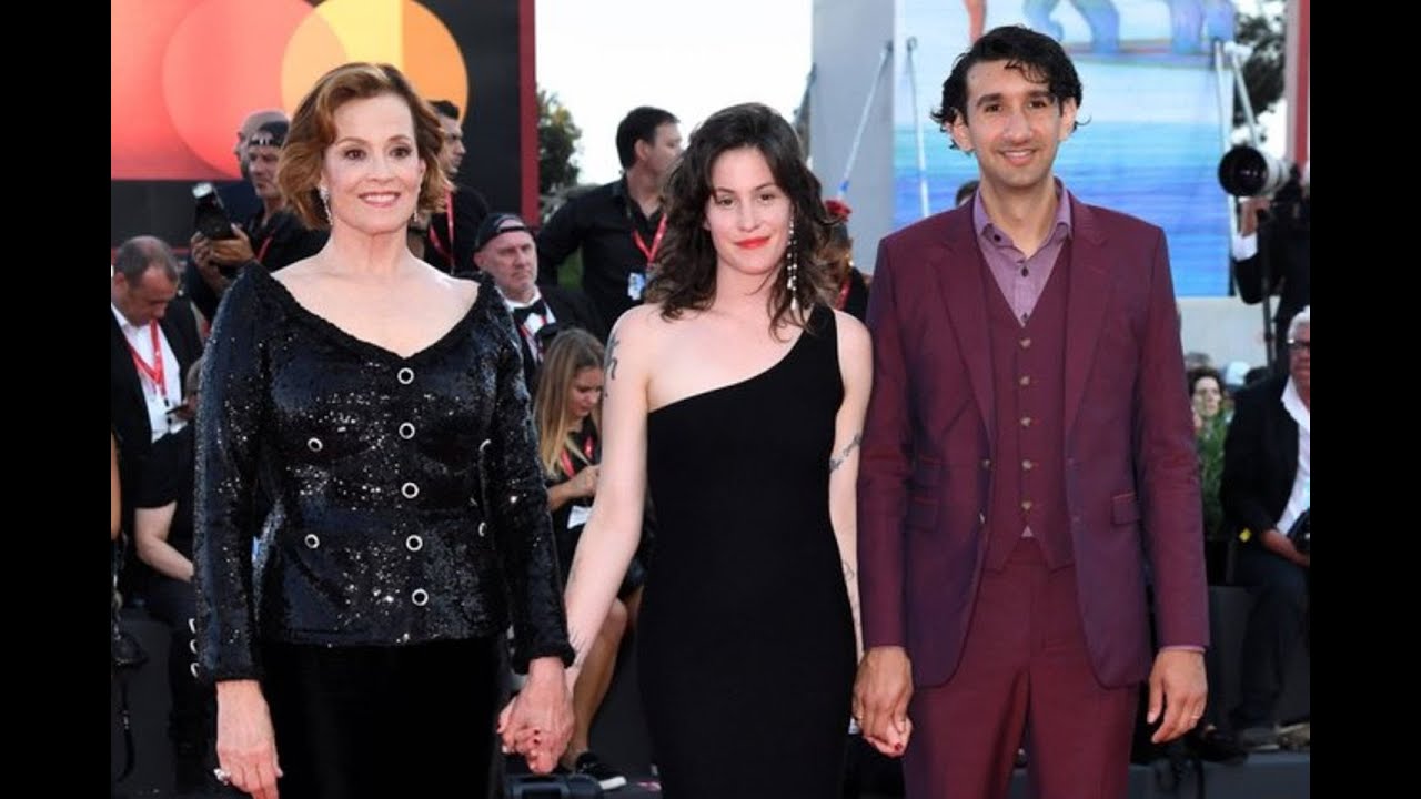 Sigourney Weaver und ihr Kind Shar Simpson Gemeinsam auf dem roten ...