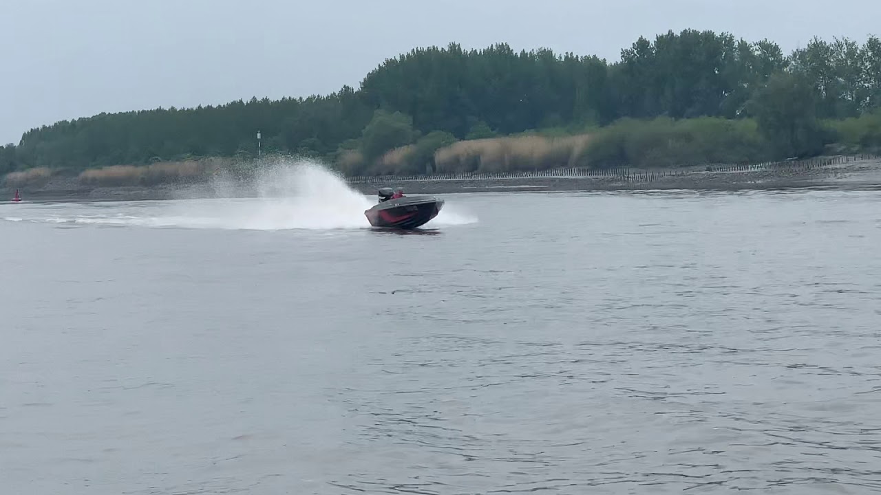 Phantom 18 ft 135 hp optimax (3) - YouTube