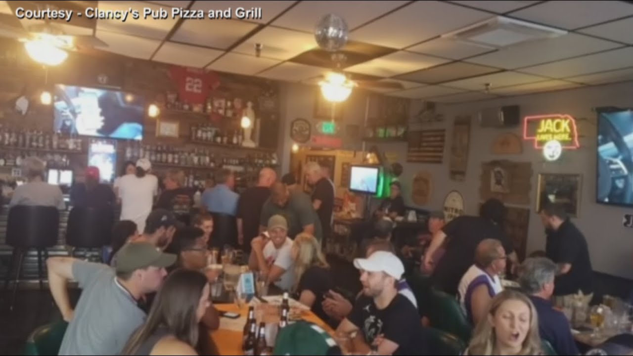 Scottsdale Packers bar turns into a Milwaukee Bucks bar - YouTube