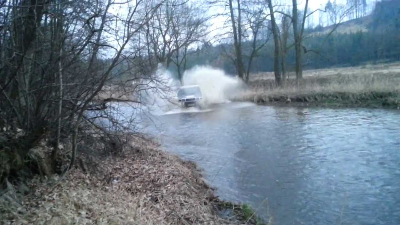 Hummer H2 swimming in river - YouTube