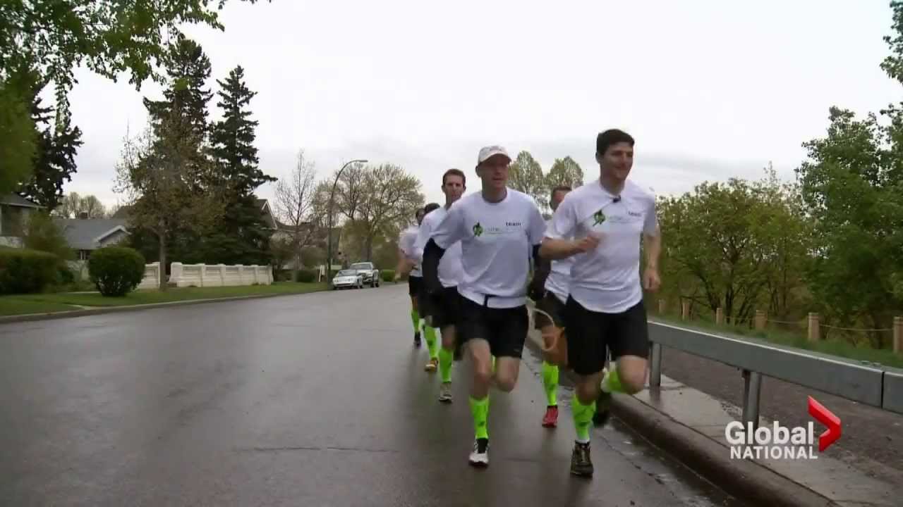 Tethered marathon runners - YouTube
