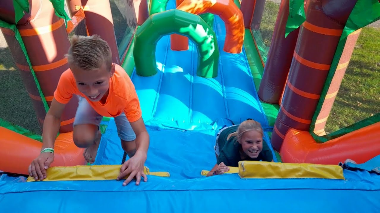 Stormbaan Krokodil Run - Springkussen Plein Houten - YouTube