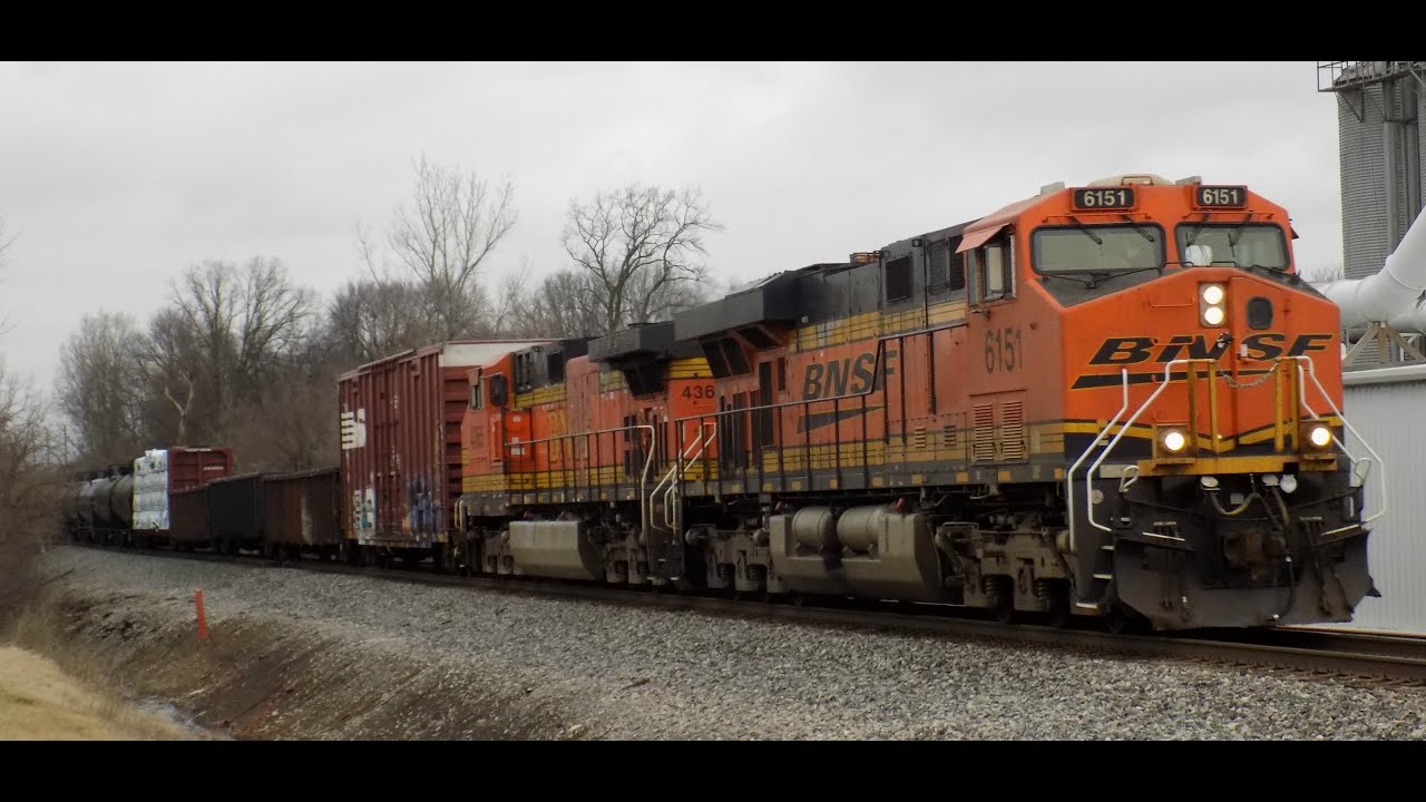 BNSF 6151 leads NS 117 south through Ossian - YouTube