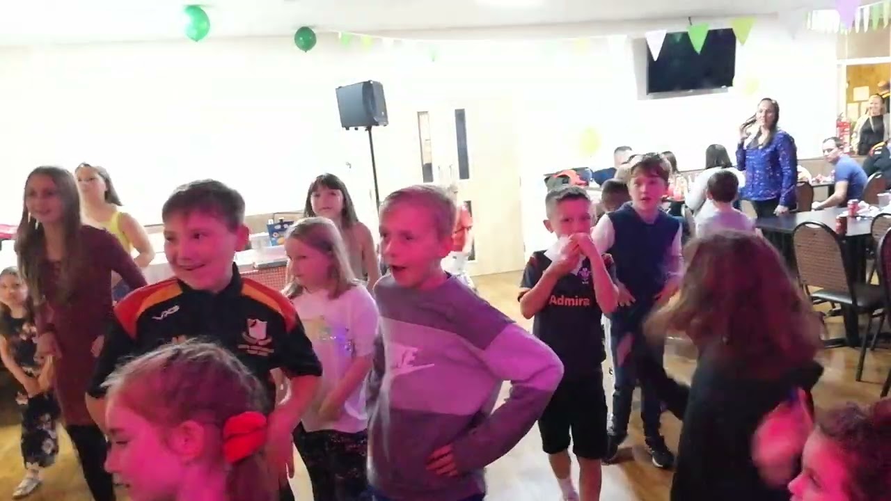 cheerleader flossing song - YouTube