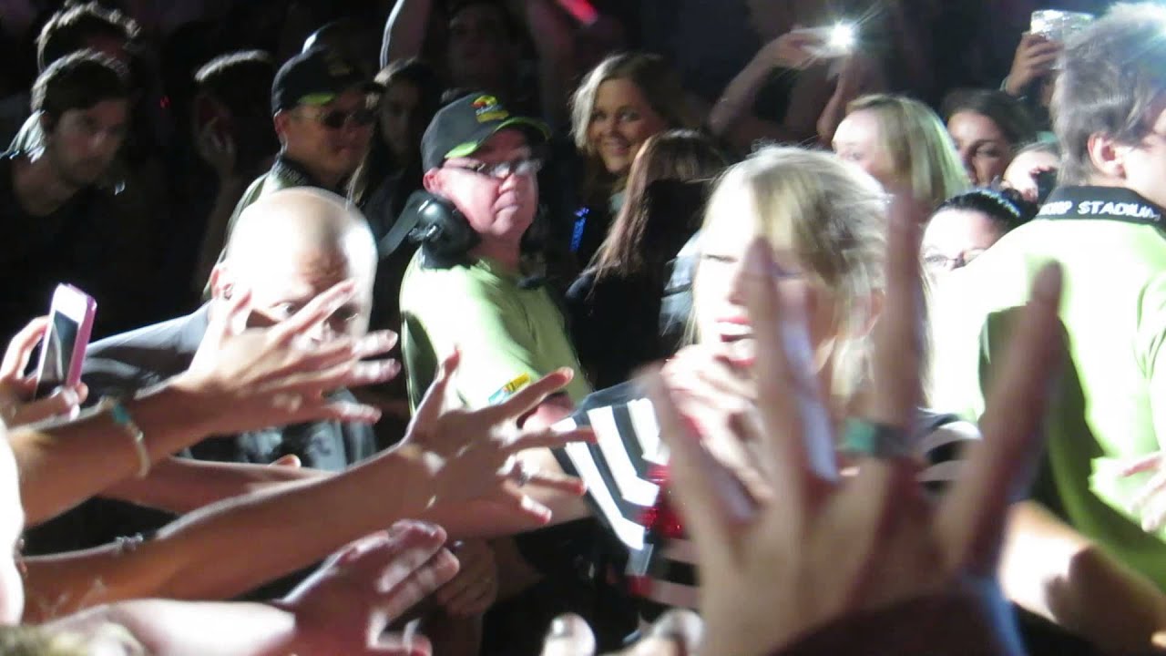 Taylor Swift walking through crowd- Red Tour- Brisbane, Australia - YouTube