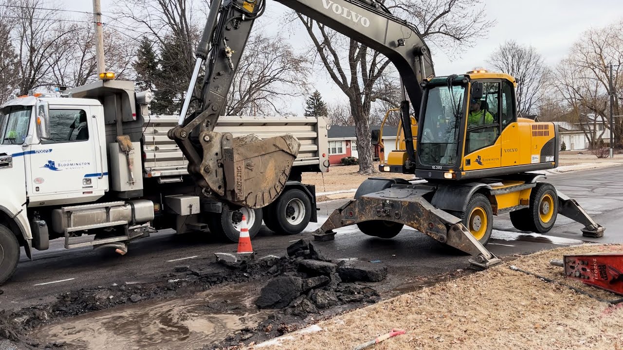 How it Works: Fixing a water main break - YouTube
