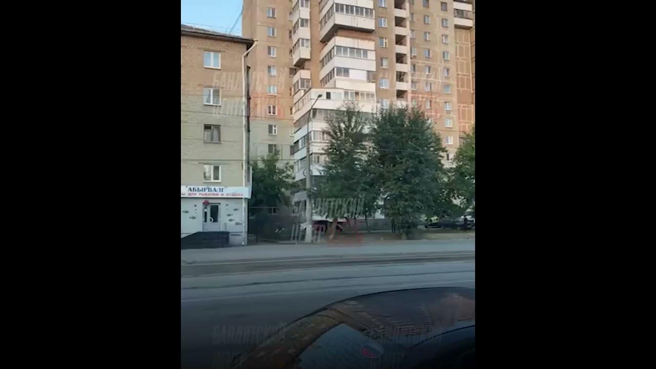 Голая девушка ходит на карнизе дома Youtube