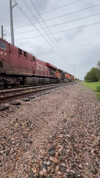 Spotted this good trio with CP 8743 and a burnt BNSF AC44 5646 idling with manifest near Casey ...