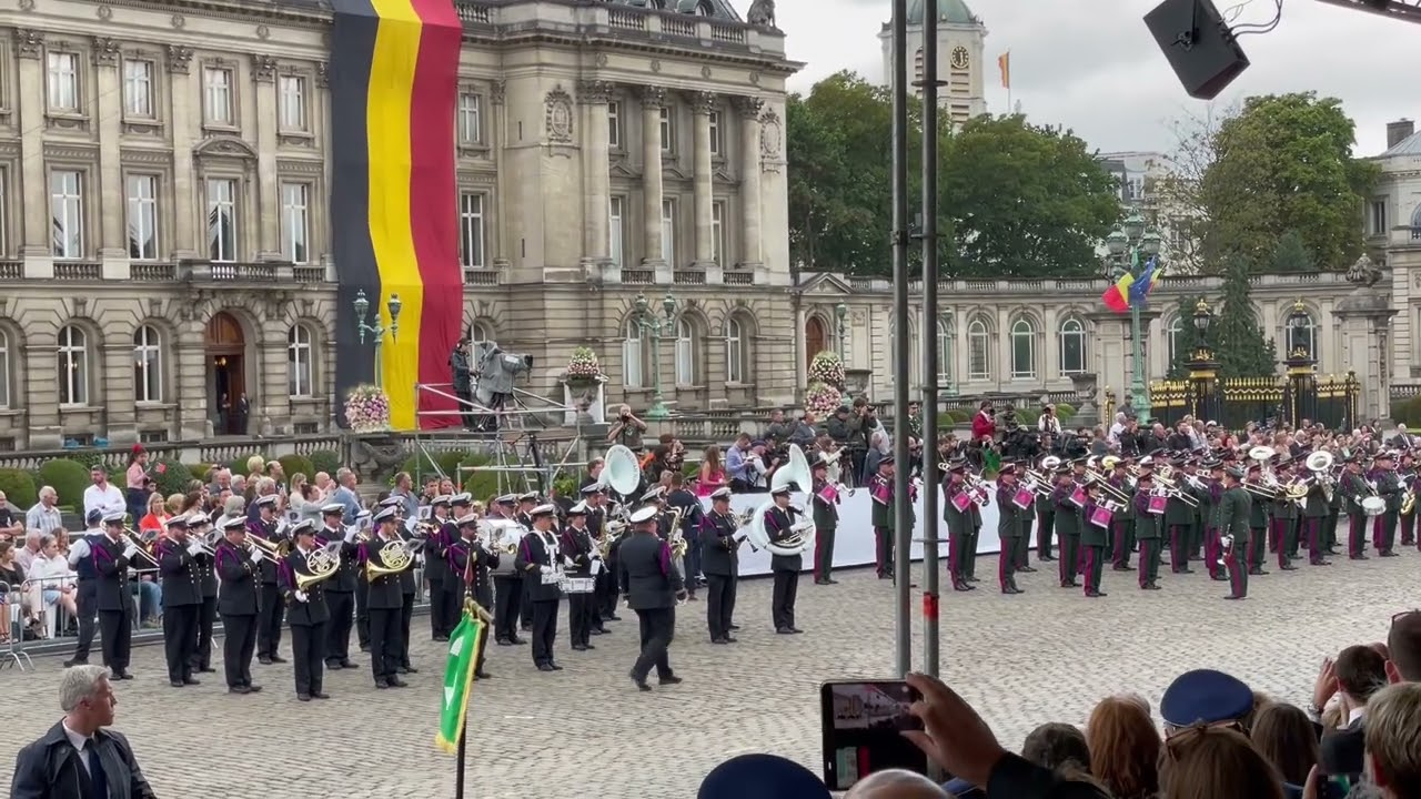 De koninklijke muziekkapel van de Marine en de die van de gidsen ...