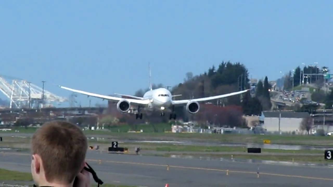 Boeing 787 Dreamliner ship #4 - first flight landing at BFI March 14 ...