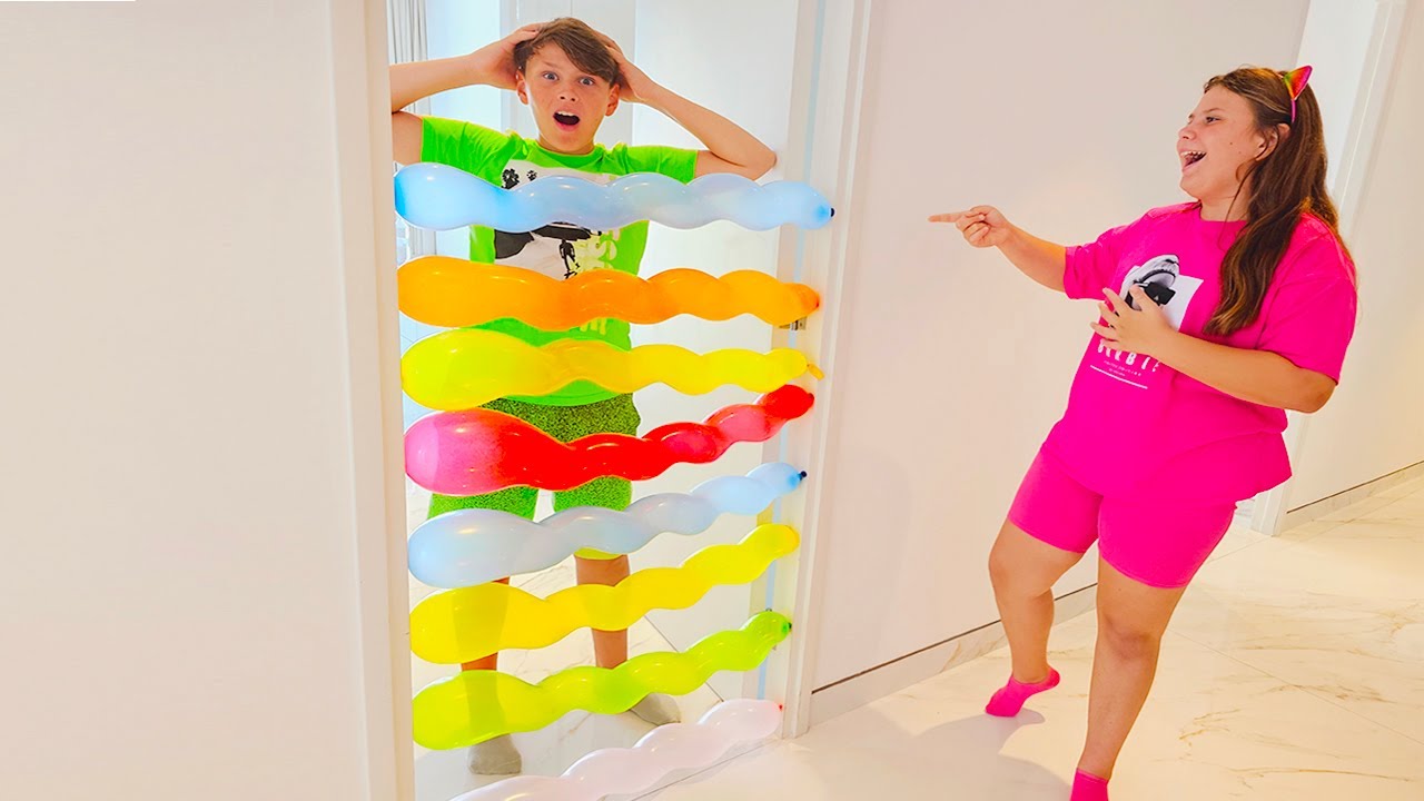 Ali plays balloons with Adriana and Mom - YouTube