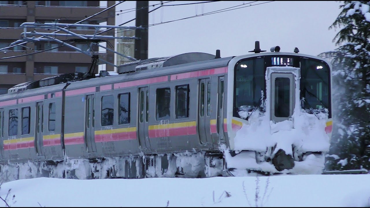 雪まみれのE129系B15+A6編成【4K】信越本線上り - YouTube