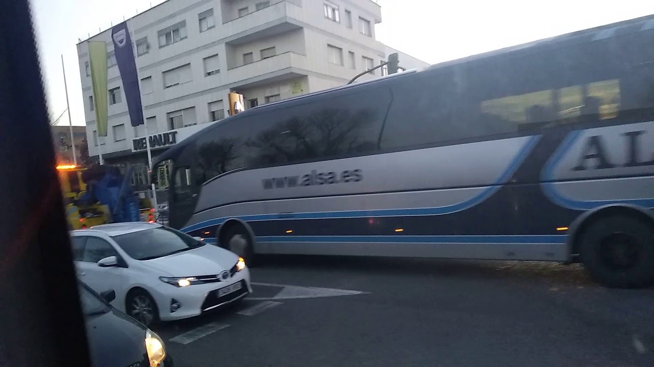 Grua remolcando autobus - YouTube